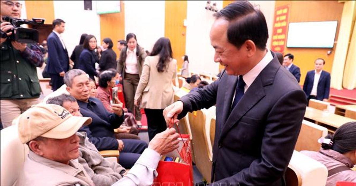 Trưởng Ban Tuyên giáo và Dân vận Trung ương chúc Tết tại Tuyên Quang